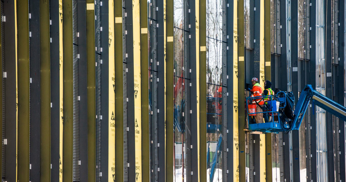 Stefan Knust discusses bird conservation with Susan Elbin… - ennead
